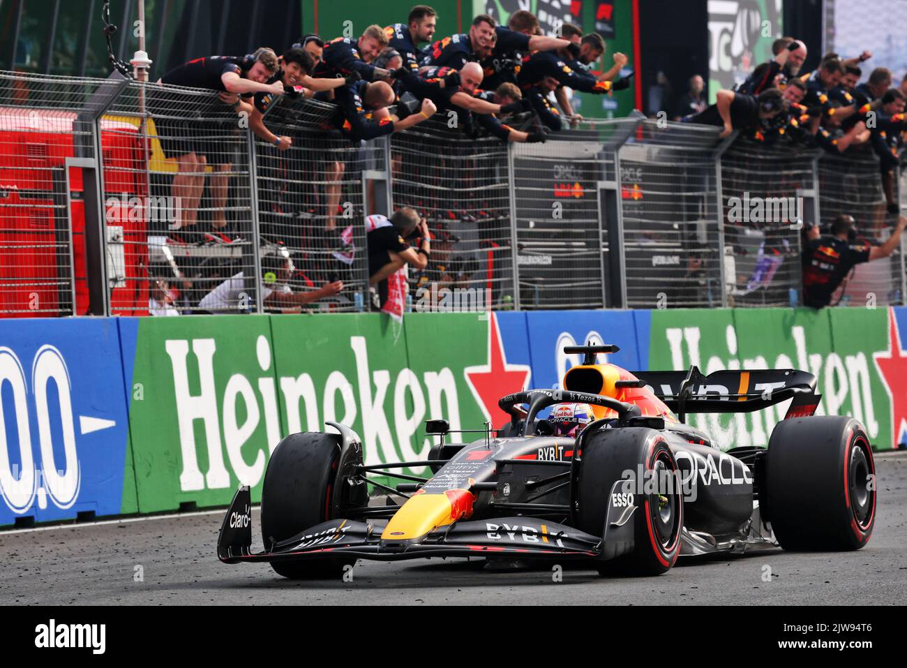 Formula 1 chequered flag 2022 hi-res stock photography and images - Alamy