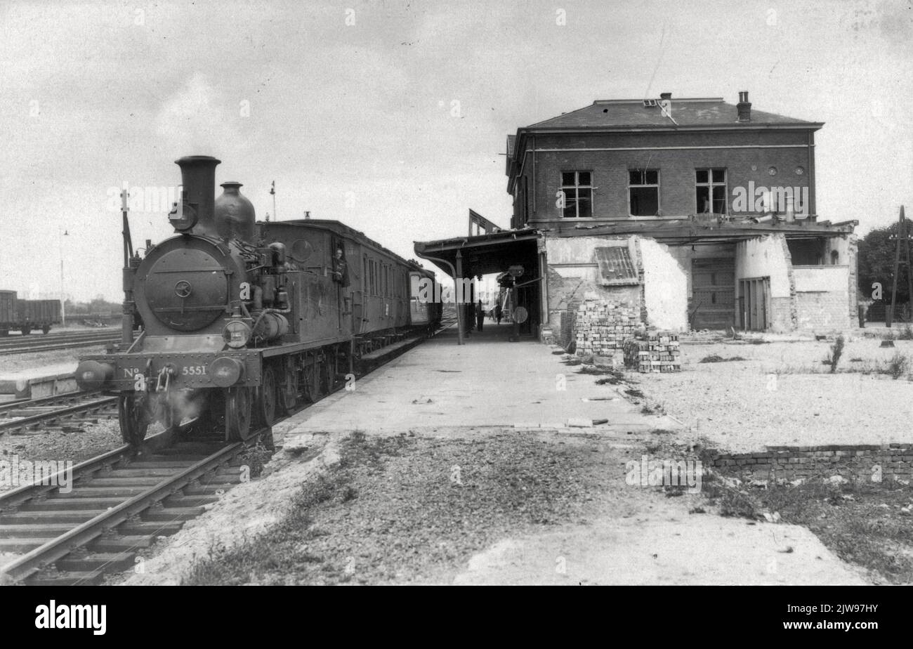 Image of Steam Locomotive No. 5551 (NS 550O series) with a traveler ...