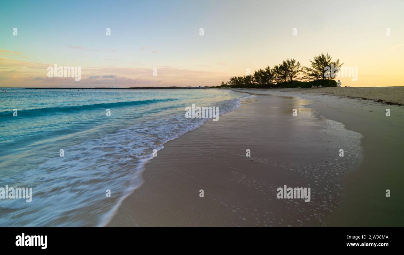 Beaches in nassau hi-res stock photography and images - Alamy