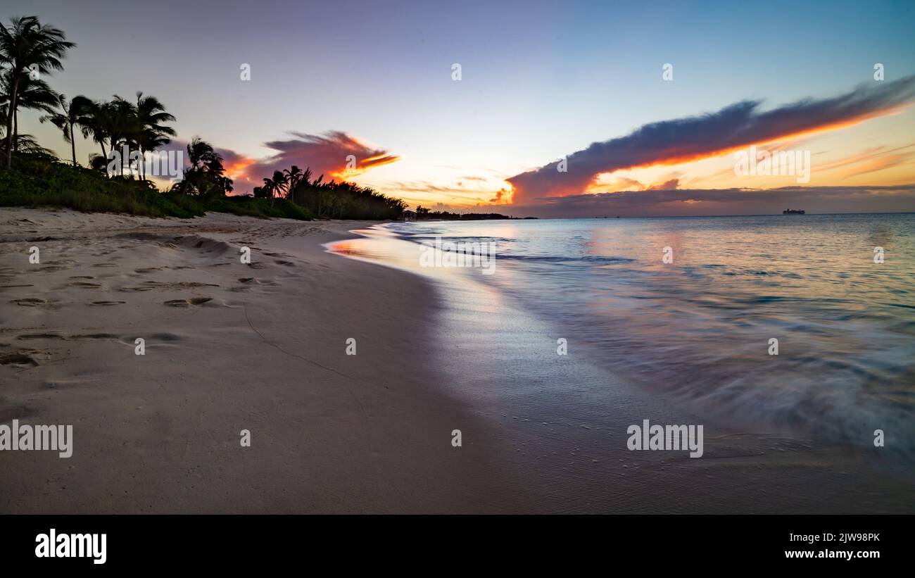 Beaches in nassau hi-res stock photography and images - Alamy