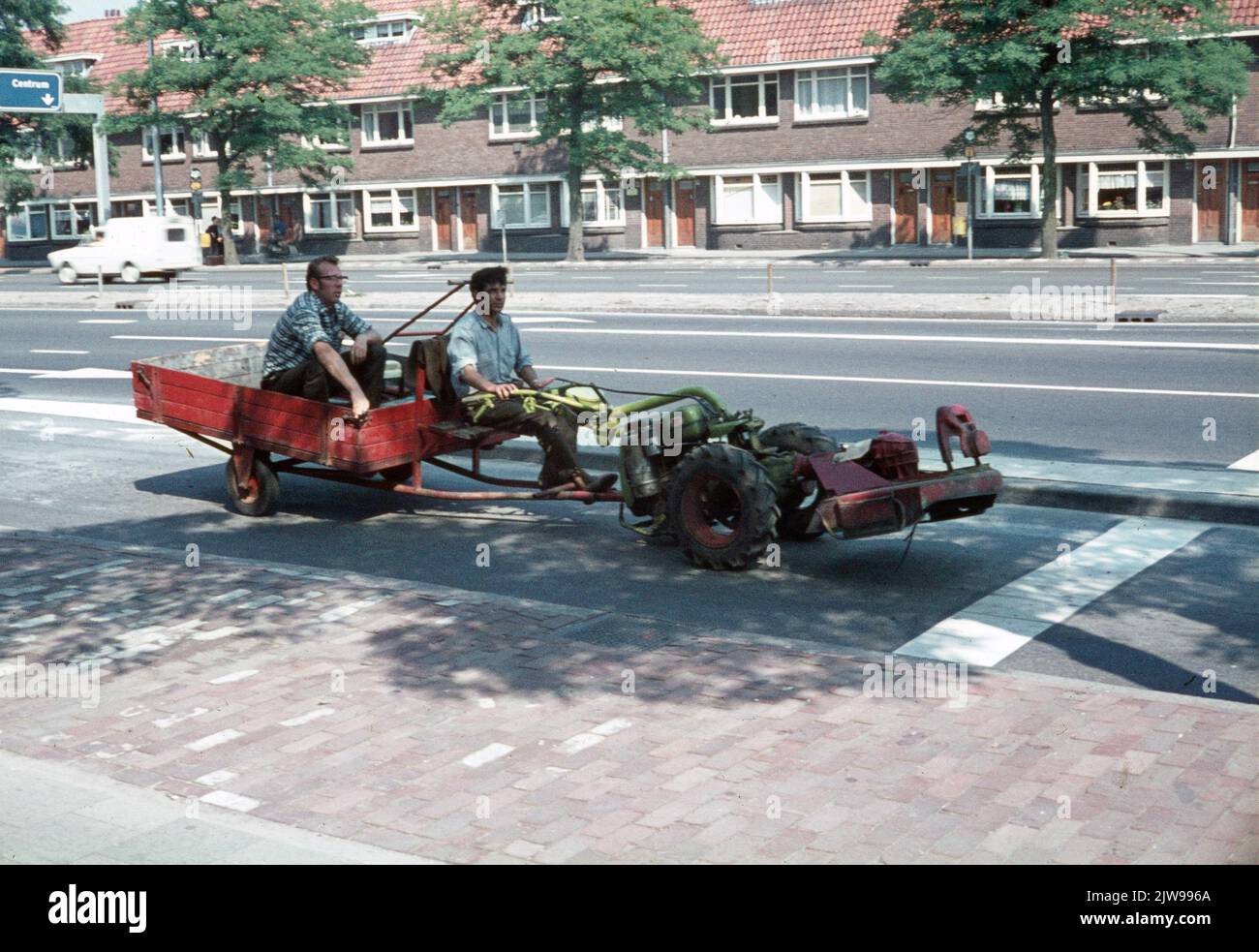 Image of a motorized lawn mower with trailer on the Spinozaweg in ...