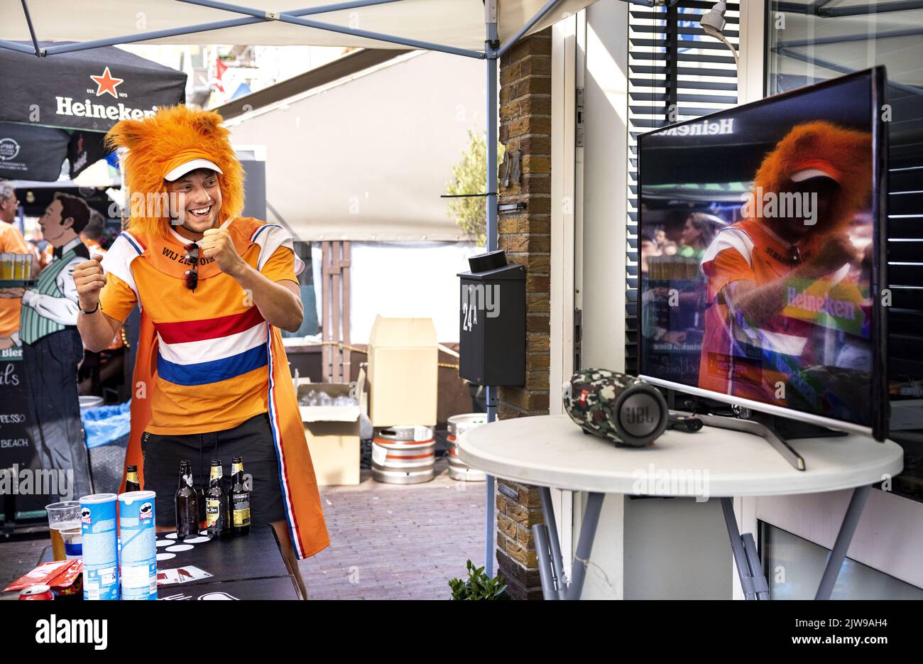2022-09-04 16:42:02 ZANDVOORT - Revelers in the center of Zandvoort ...