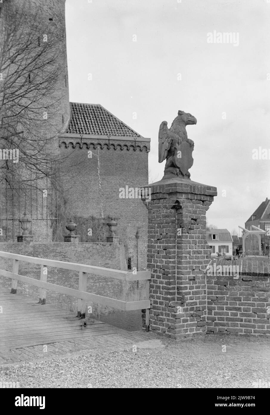 Image of one of the columns, equipped with a Griffioen, at the access ...