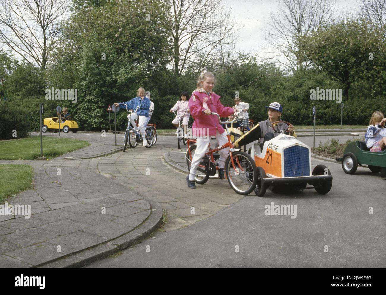 Group of school children railway hi-res stock photography and images ...