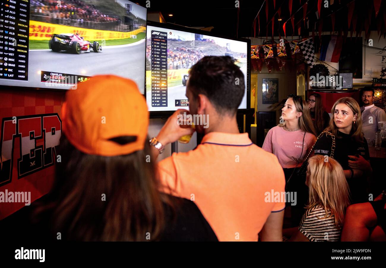 2022-09-04 15:59:05 ZANDVOORT - Tension in a bar outside the circuit ...