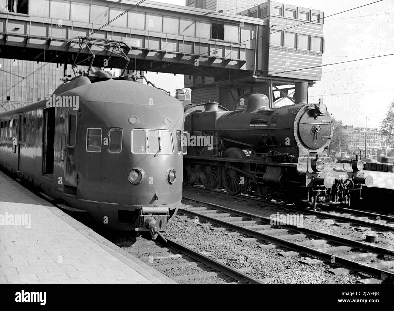 Image of the Electric train set no. 635 (Mat. 1936) and the steam ...