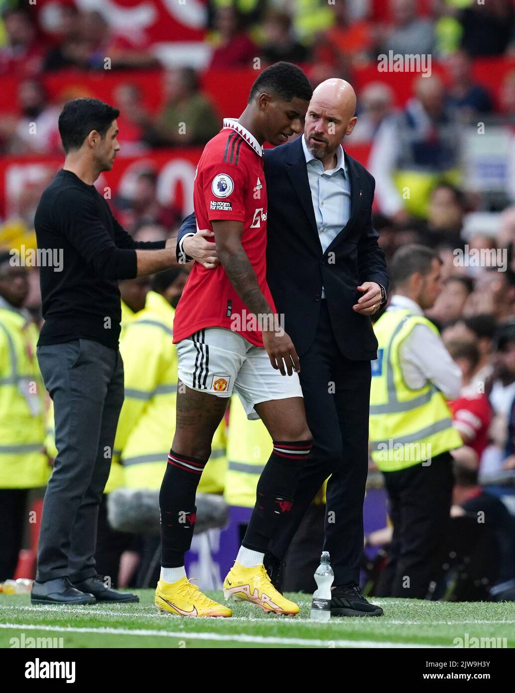 Manchester United manager Erik ten Hag embraces Marcus Rashford after ...
