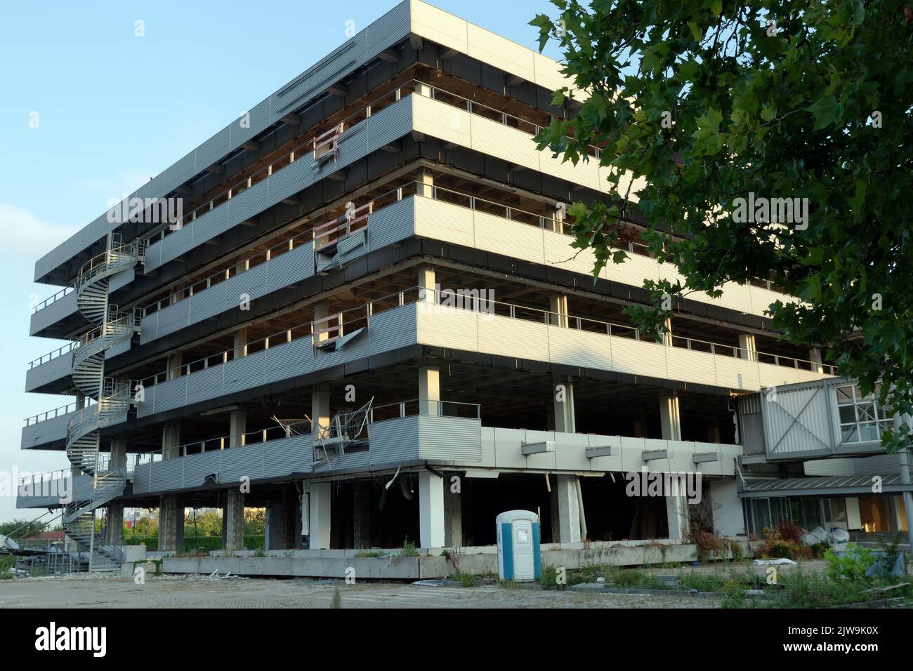 Vacant derelict commercial building Stock Photo - Alamy