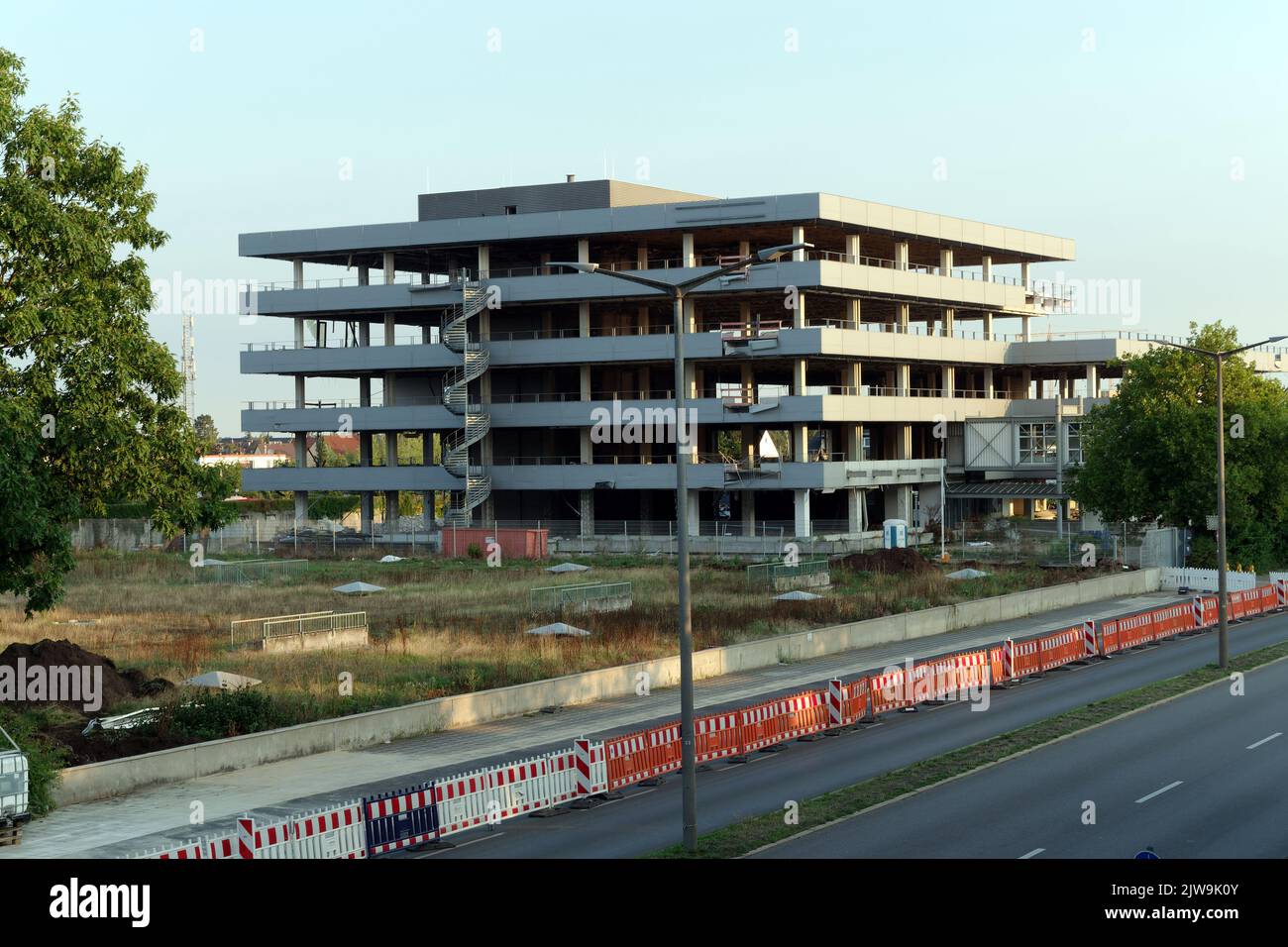 Vacant derelict commercial building Stock Photo - Alamy