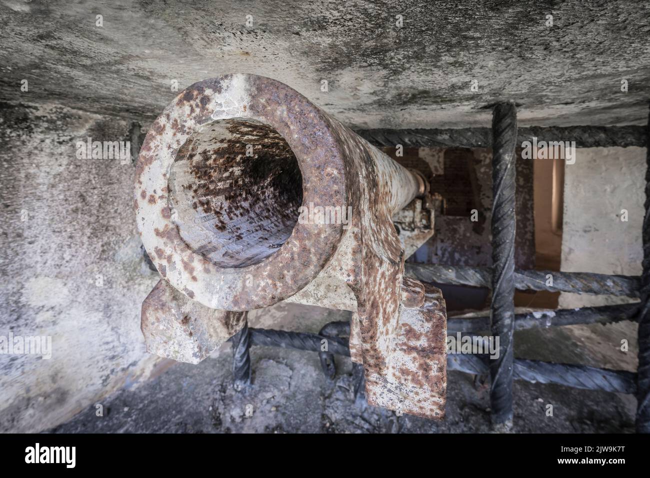Cannon muzzle of a cannon in a world war one bunker Stock Photo - Alamy