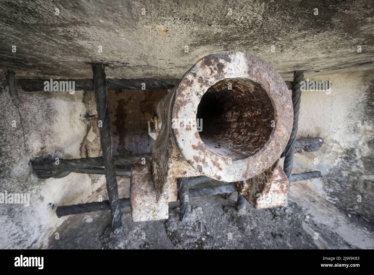 Cannon muzzle of a cannon in a world war one bunker Stock Photo - Alamy