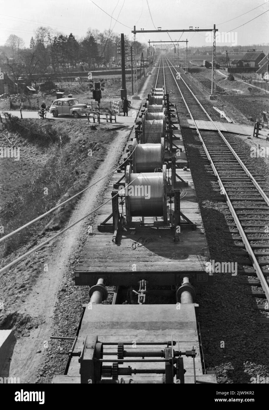 Image of the "wire traits" on the railway line between animals and ...