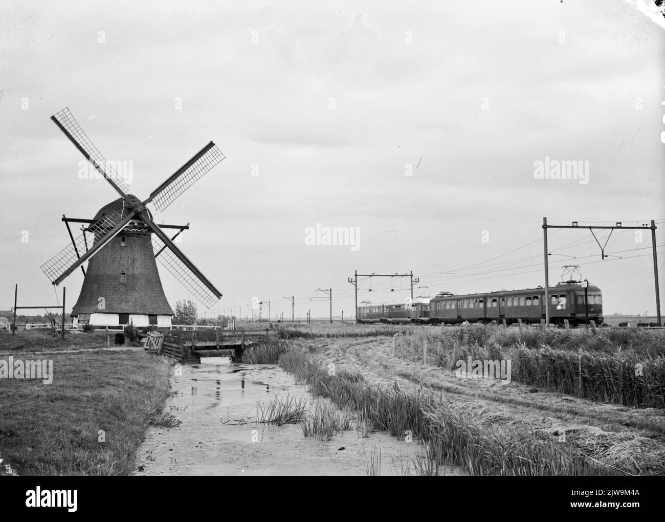 Image of two linked electric train sets matt. 1946 of the N.S. In a ...