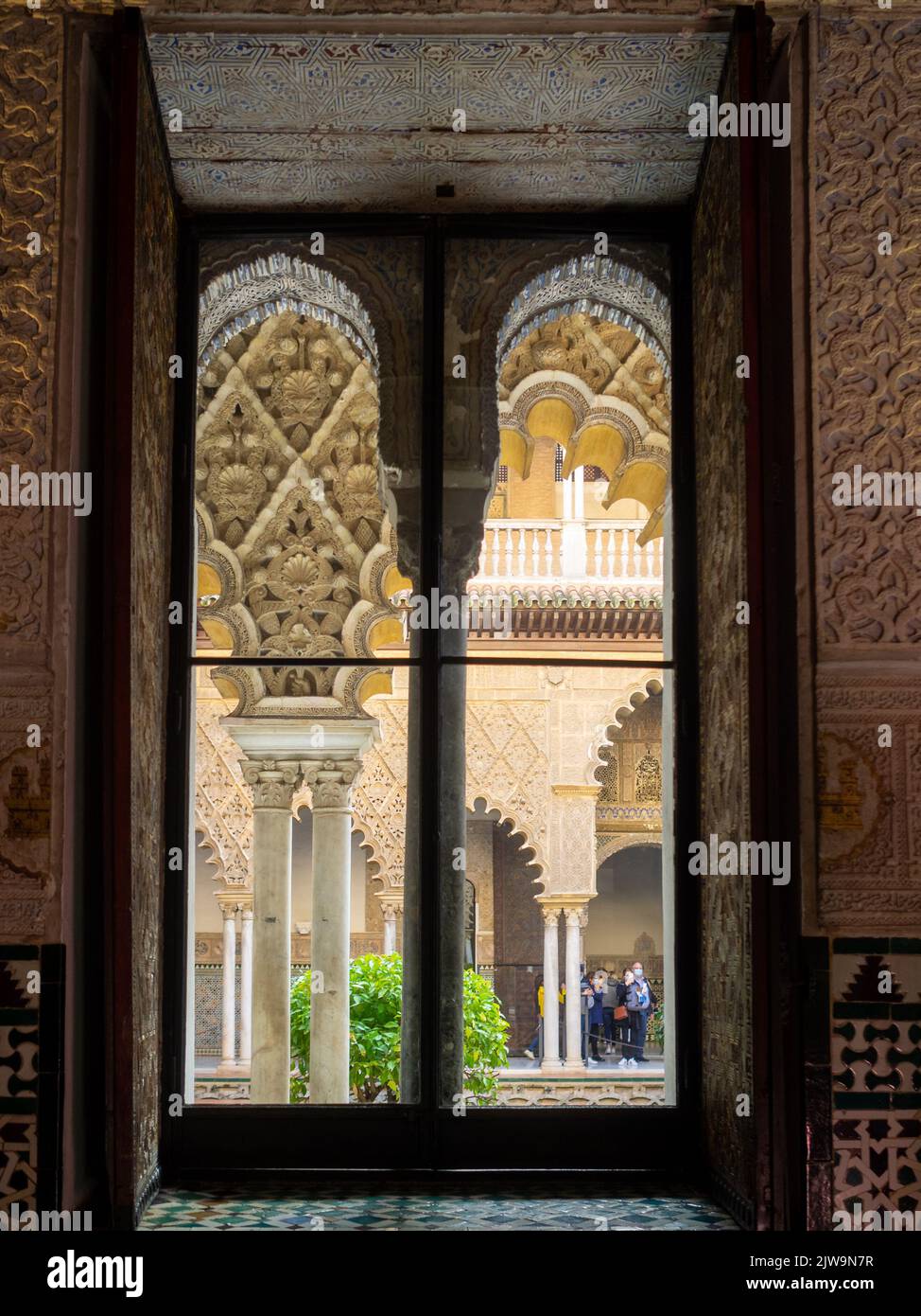 Window overlooking the Patio de las Doncellas, Alcazar of Seville Stock ...