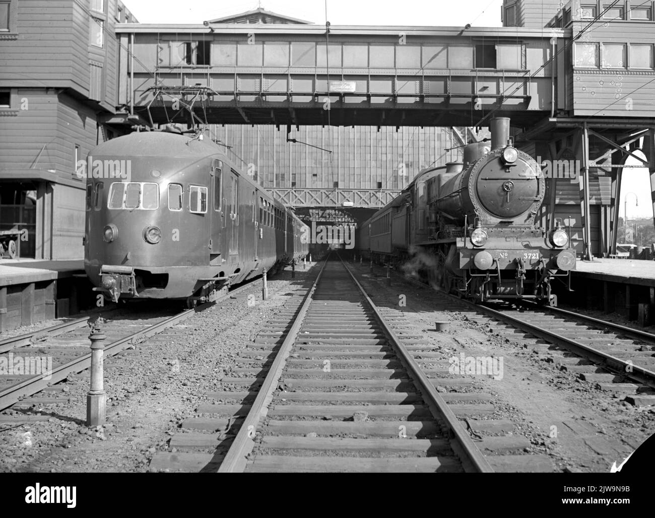 Image of the Electric train set no. 635 (Mat. 1936) and the steam ...