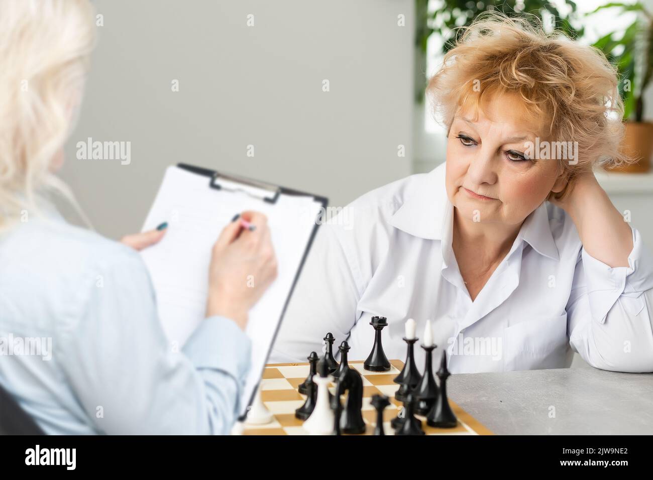 Professional psychologist conducting a consultation Stock Photo - Alamy