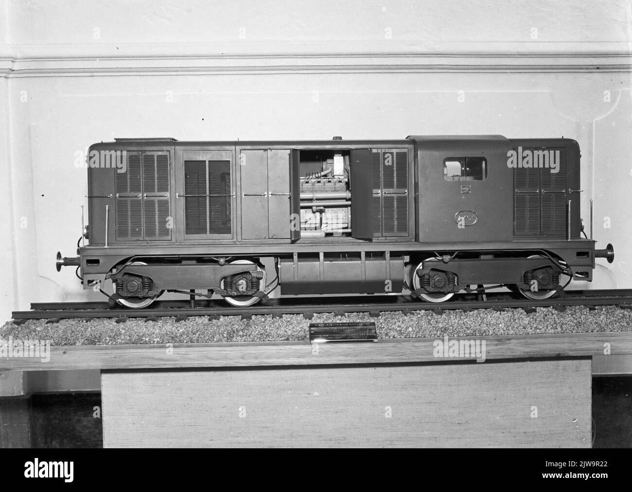 Image of a model of the diesel-electrical locomotive no. 2401 (series 2400/2500) of the N.S ...