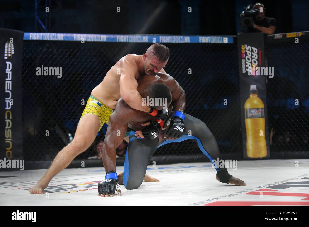 Ivan Vitasovic fight against Geronimo dos Santos during Fight Nation ...