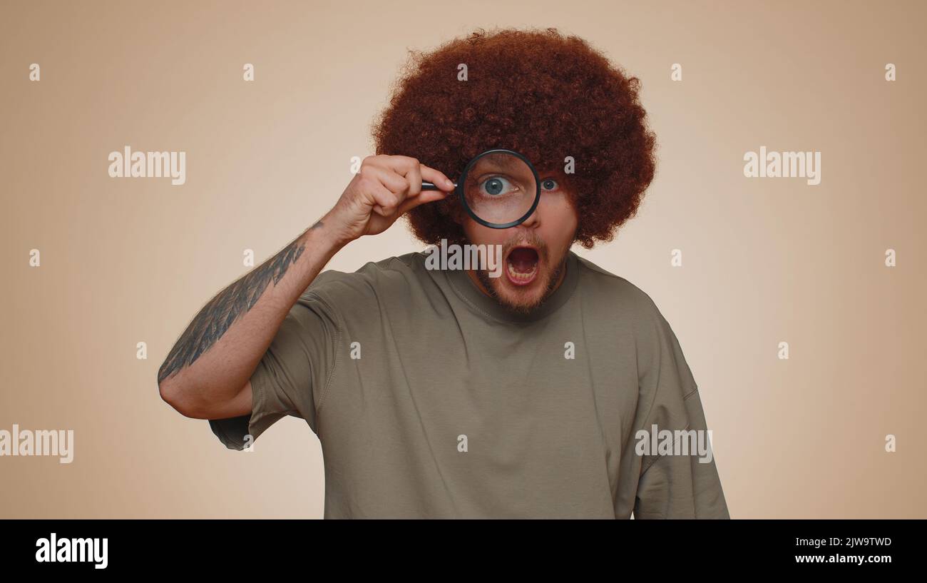 Investigator researcher scientist man holding magnifying glass near ...