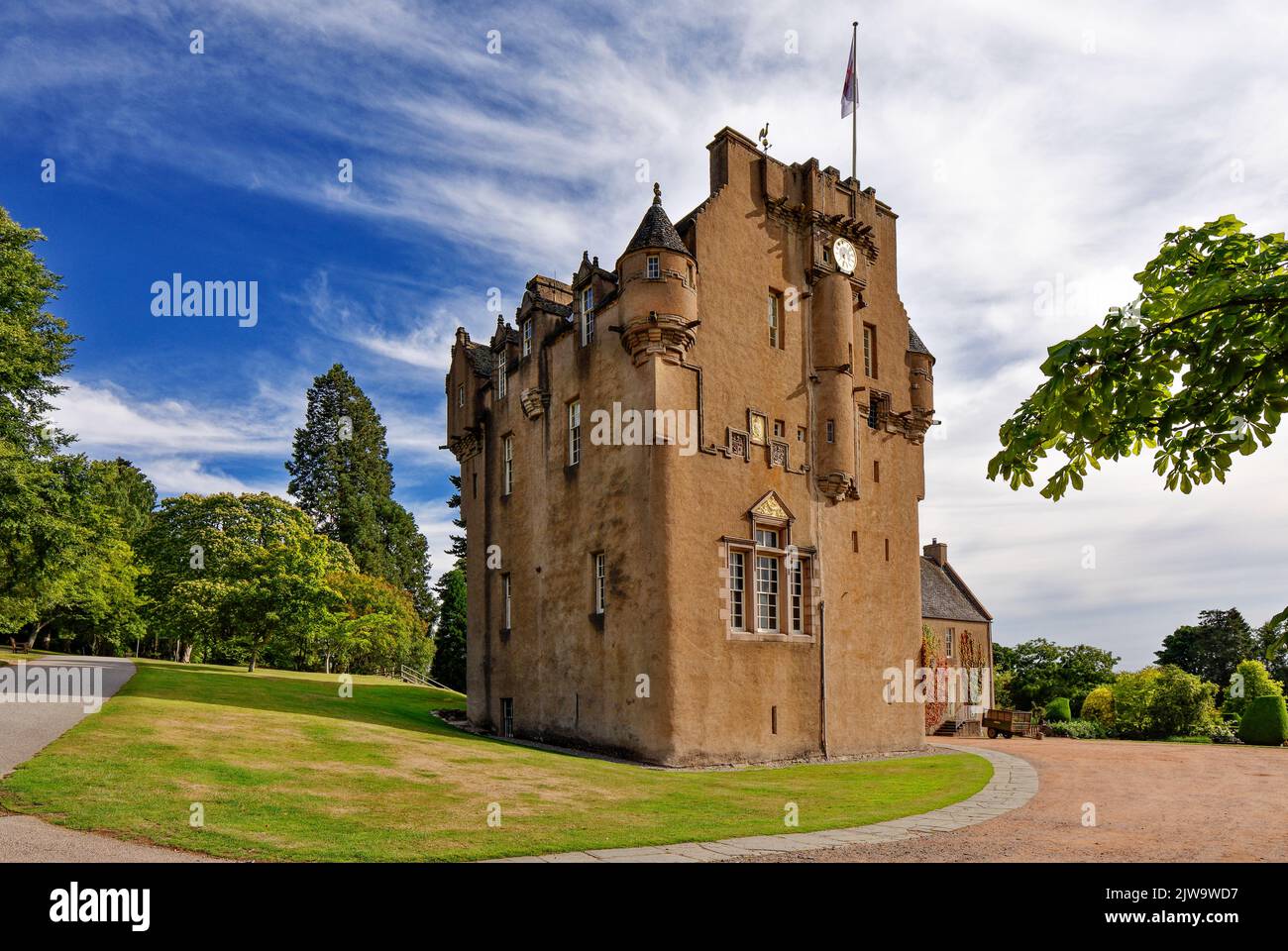 CRATHES CASTLE BANCHORY SCOTLAND THE HARLED CASTLE IN LATE SUMMER Stock ...