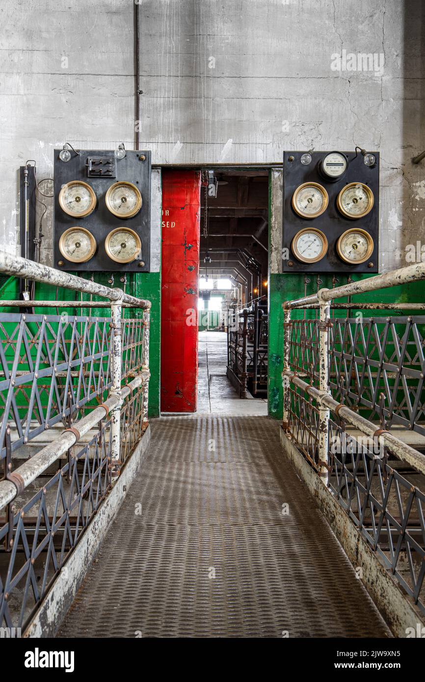 Engine room temperature hi-res stock photography and images - Alamy