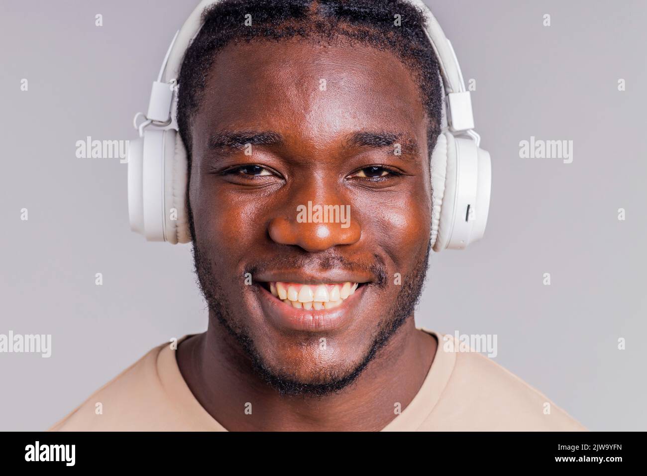 Man listening favorite music hi-res stock photography and images - Alamy