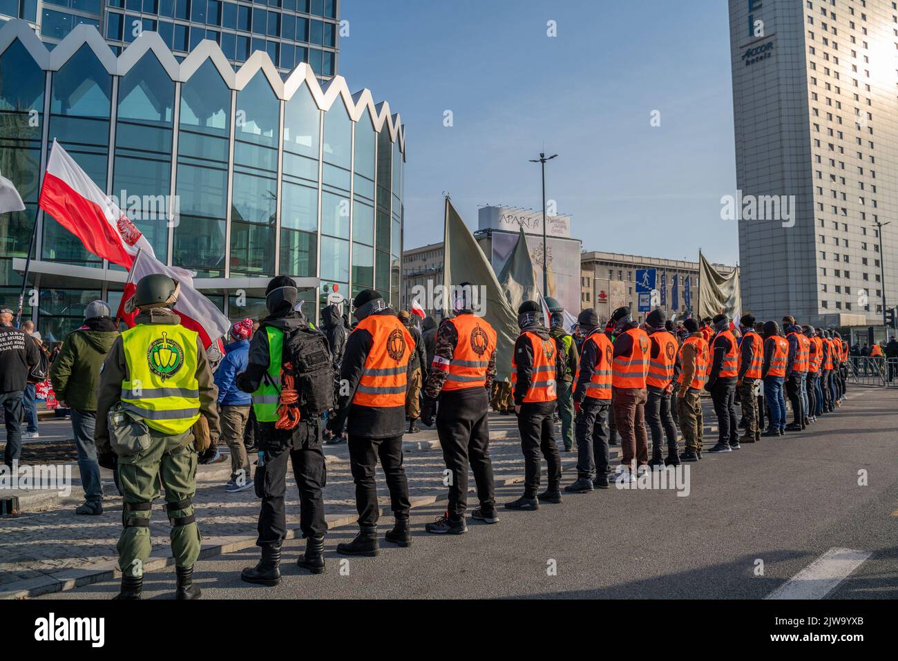 Members of the National Guard Organization separating left-wing ...
