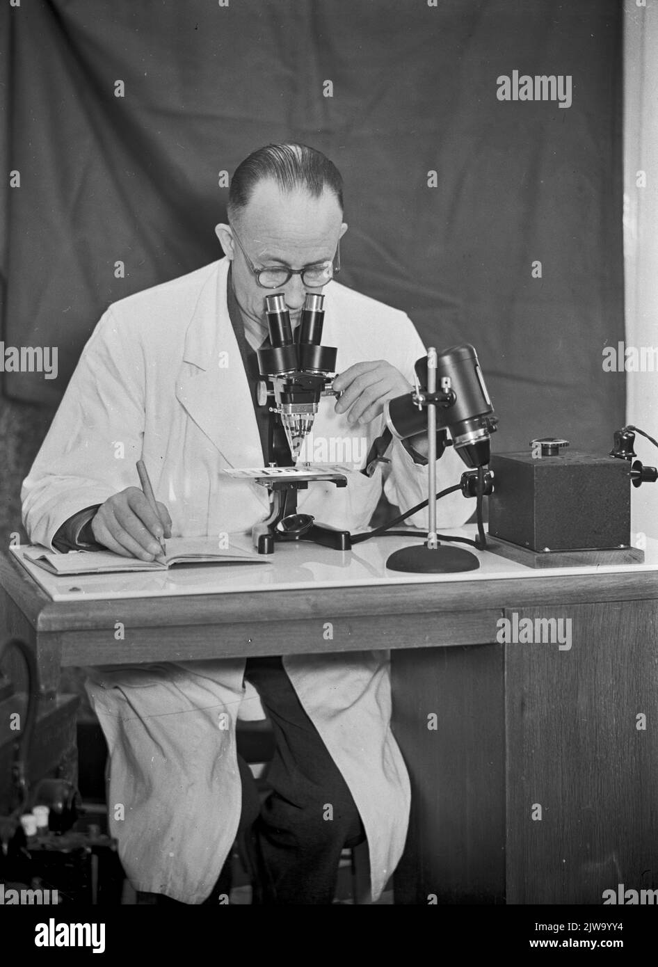 Image of an employee of the Keuringsbureau of the N.S. (Concordiastraat ...