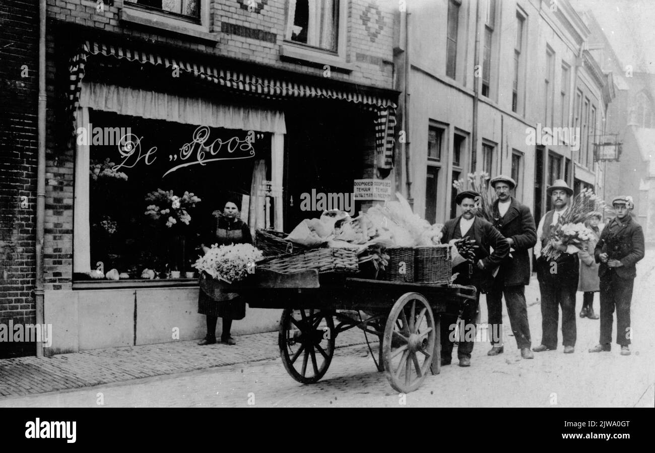 View of the Bloemenmagazijn de Roos (Rozenstraat 4) in Utrecht, with on ...