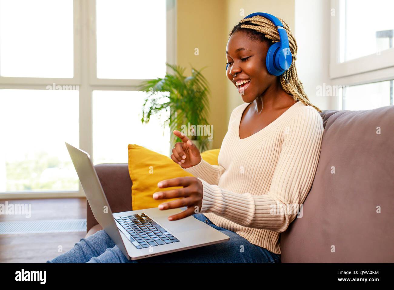 Woman dreadlocks reading writing hi-res stock photography and images ...