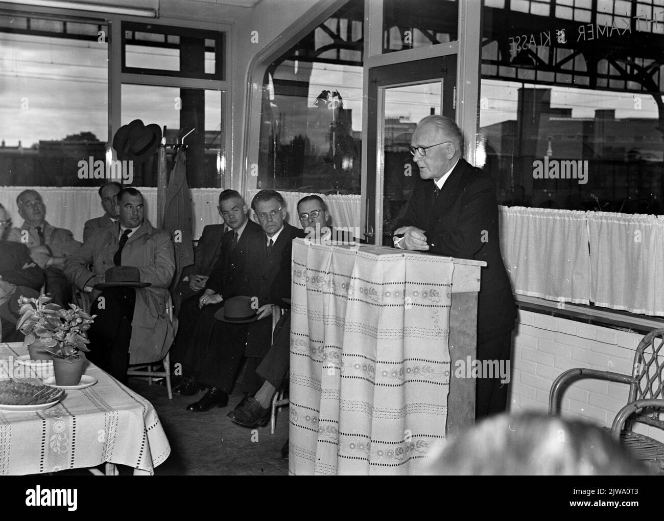 3rd class waiting room hi-res stock photography and images - Alamy
