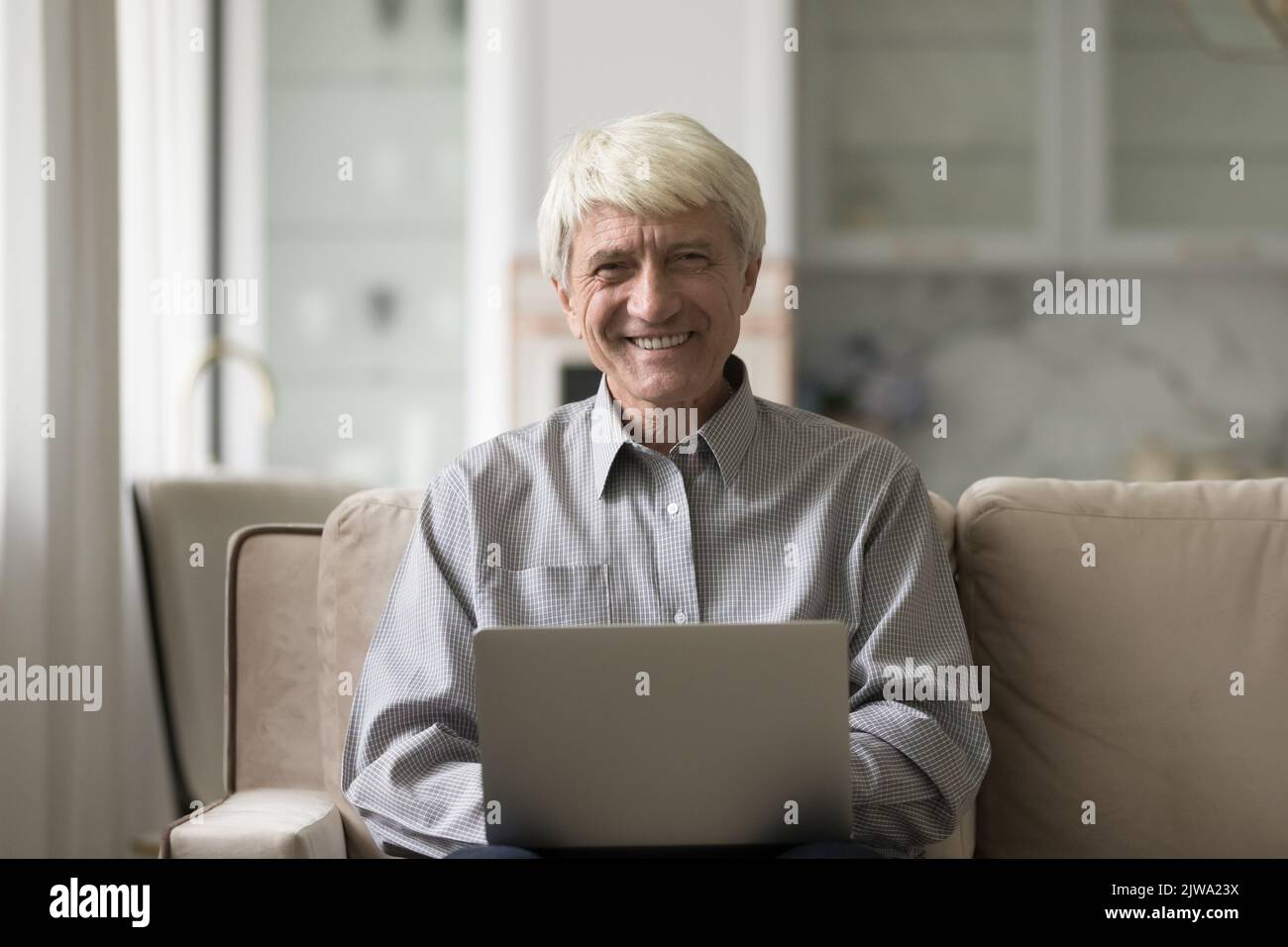 Business man typing hi-res stock photography and images - Alamy