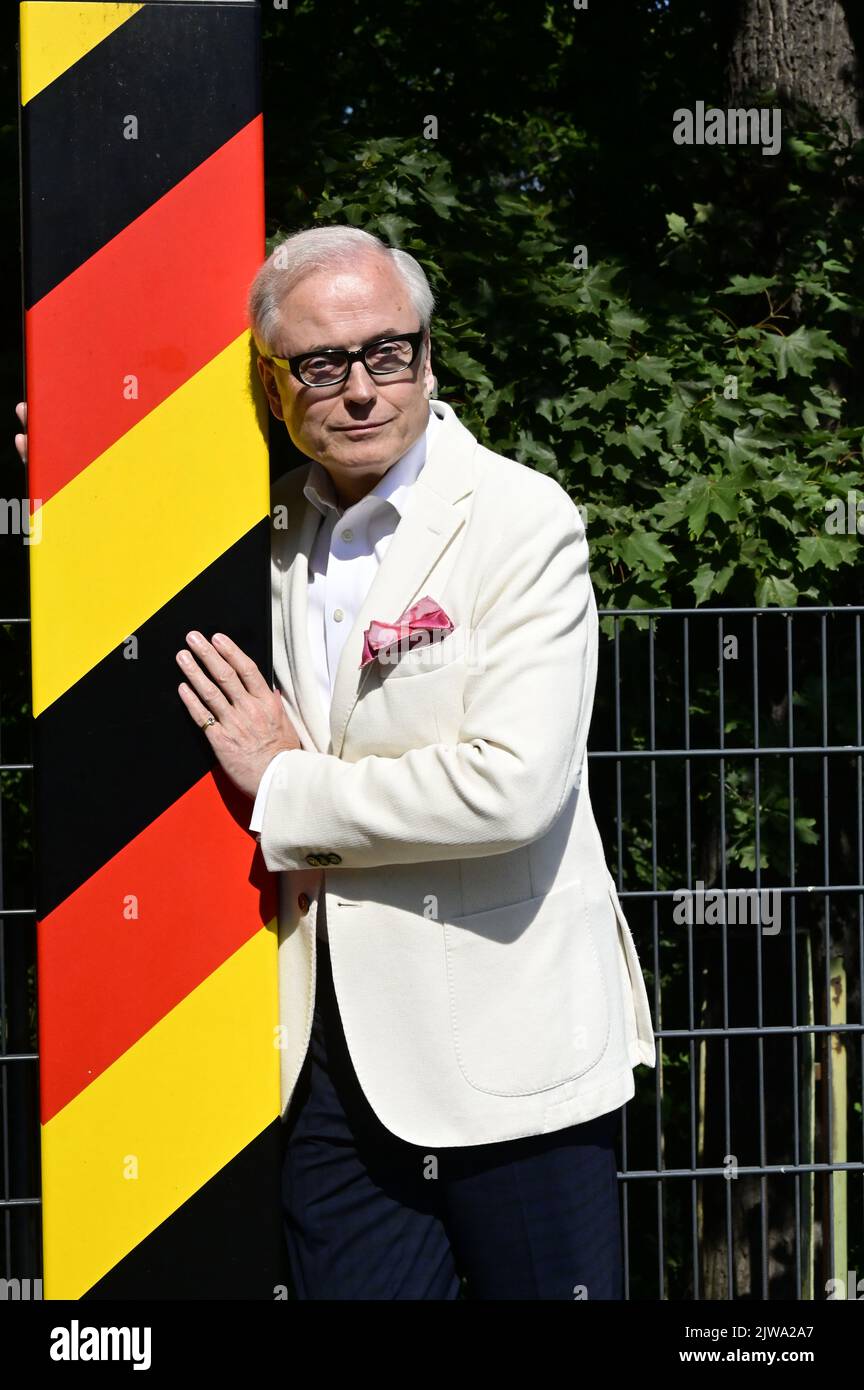 Hans-Jürgen Schatz bei einem exklusiven Fotoshooting während dem ...