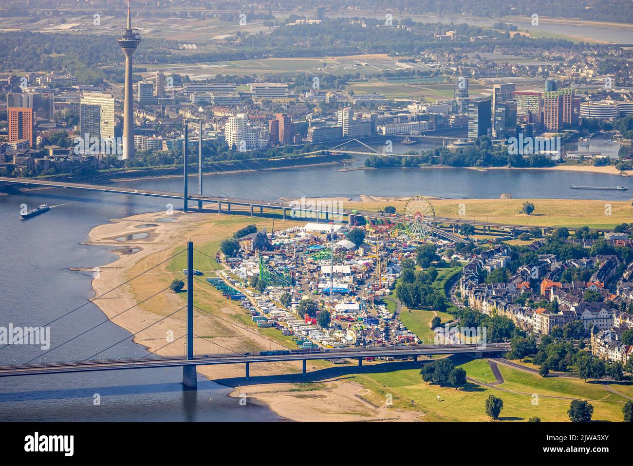 Rhine meadows between oberkasseler bridge and rheinknie bridge hi-res ...