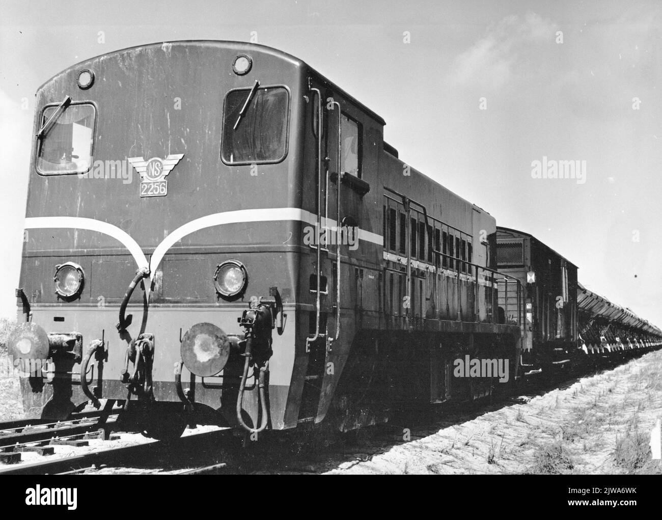 Image of the Diesel-Electric Locomotive No. 2256 (series 2200/2300) of the N.S. With a sand ...