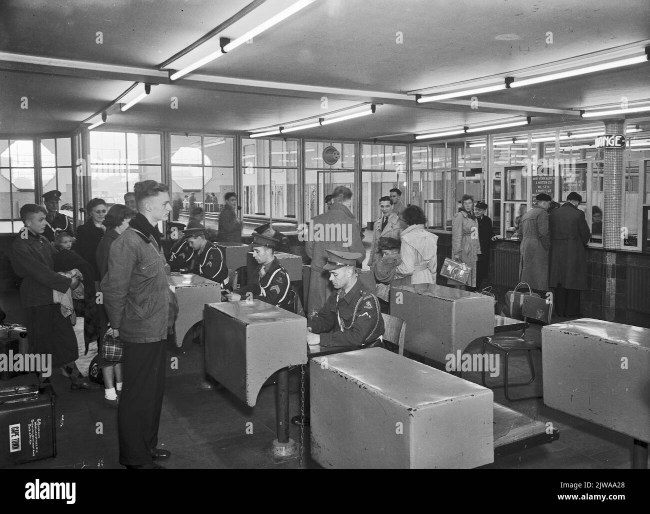 Image of the pass control in the customs hall of the N.S. station Hoek ...