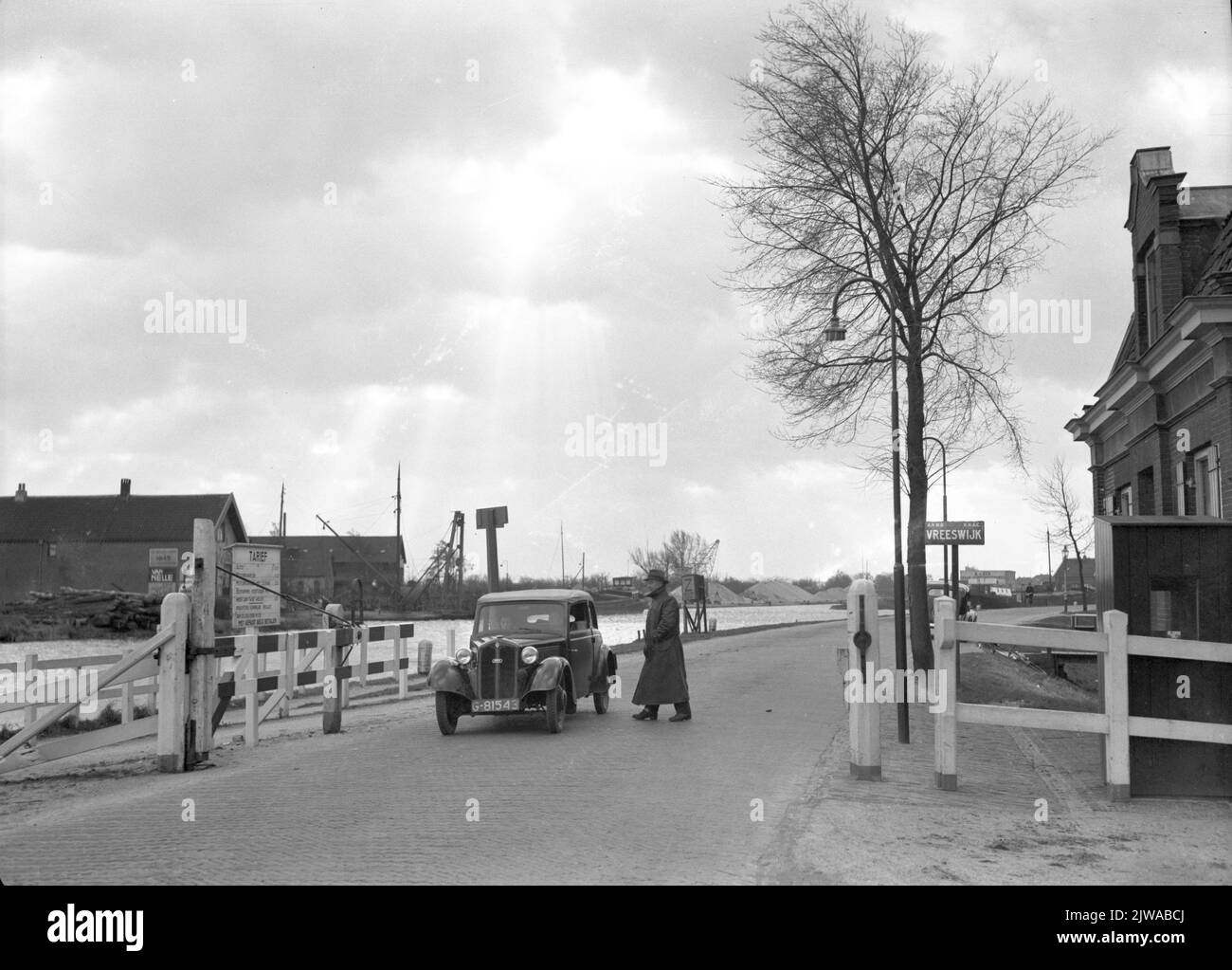 Image of the Tolpoort at the start of the Jutphasestraatweg in ...