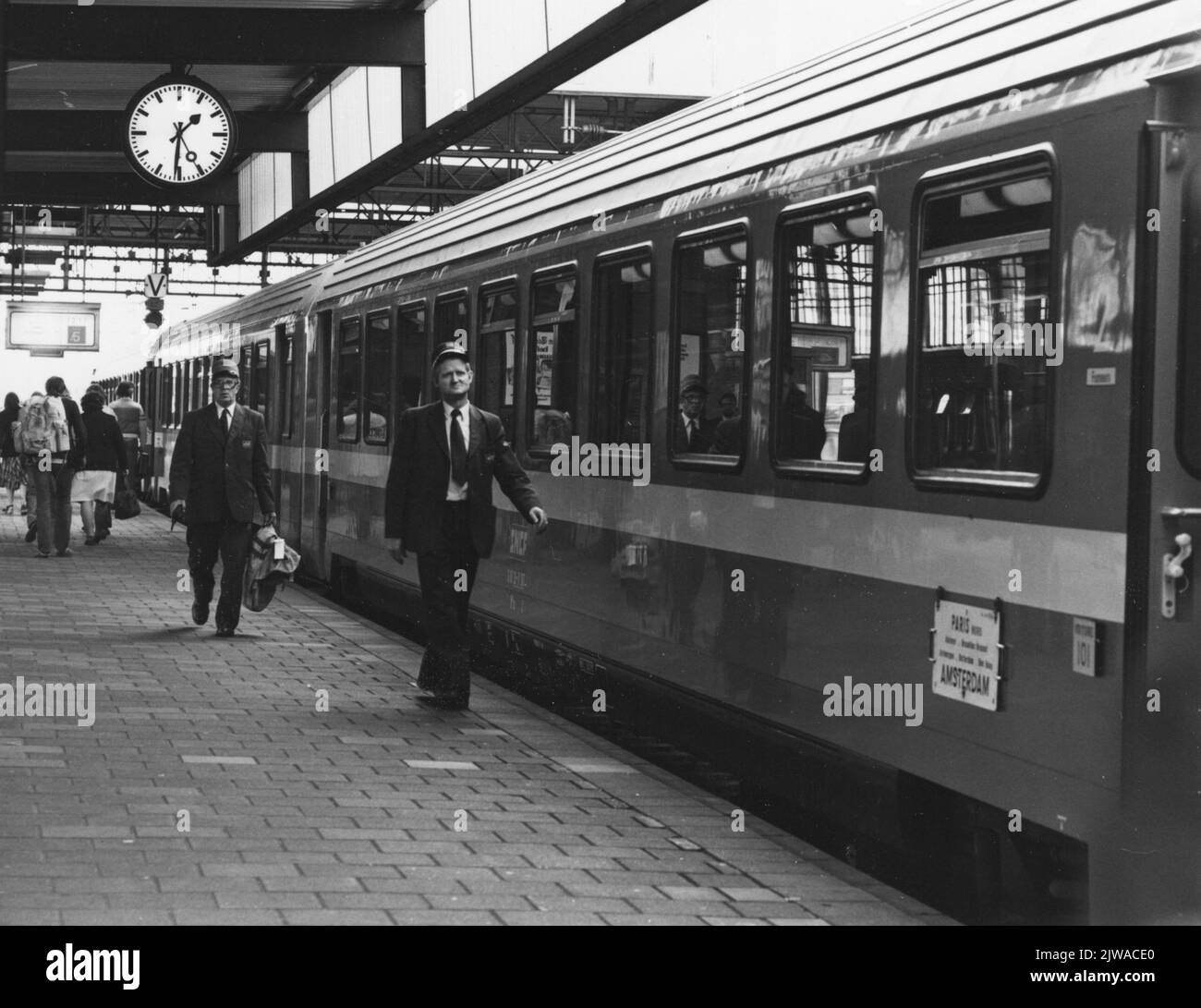 Image of an international train from Paris along the platform of the N ...
