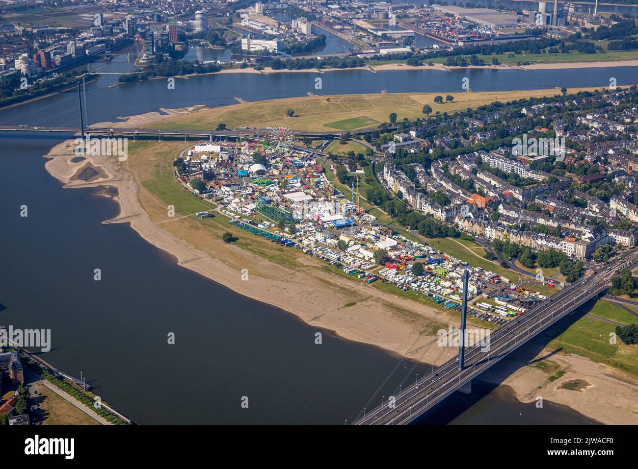 Rhine meadows between oberkasseler bridge and rheinknie bridge hi-res ...