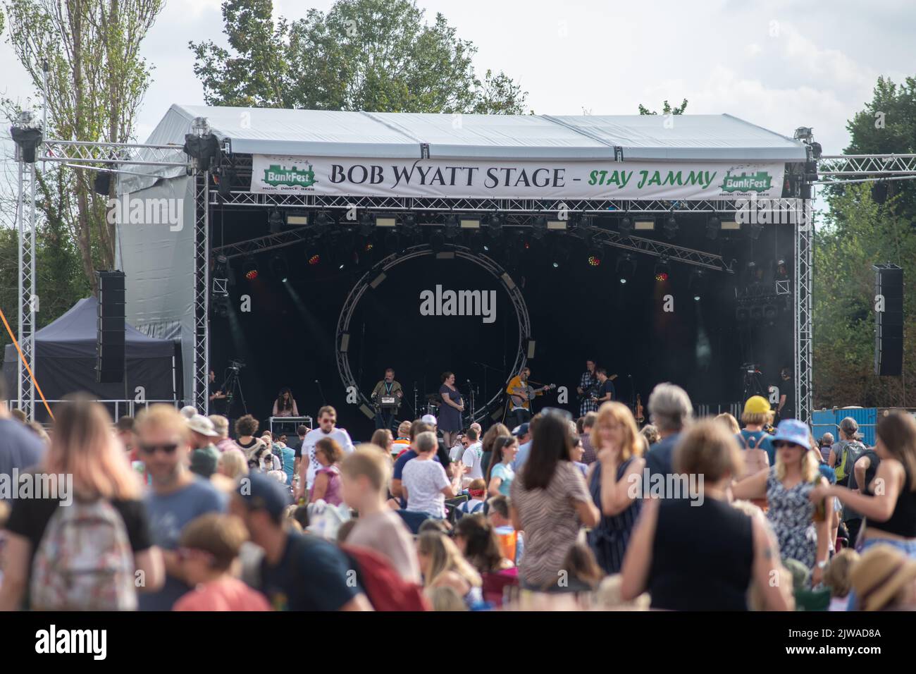 Crowds watch live music at Wallingford Bunkfest 2022 Stock Photo - Alamy