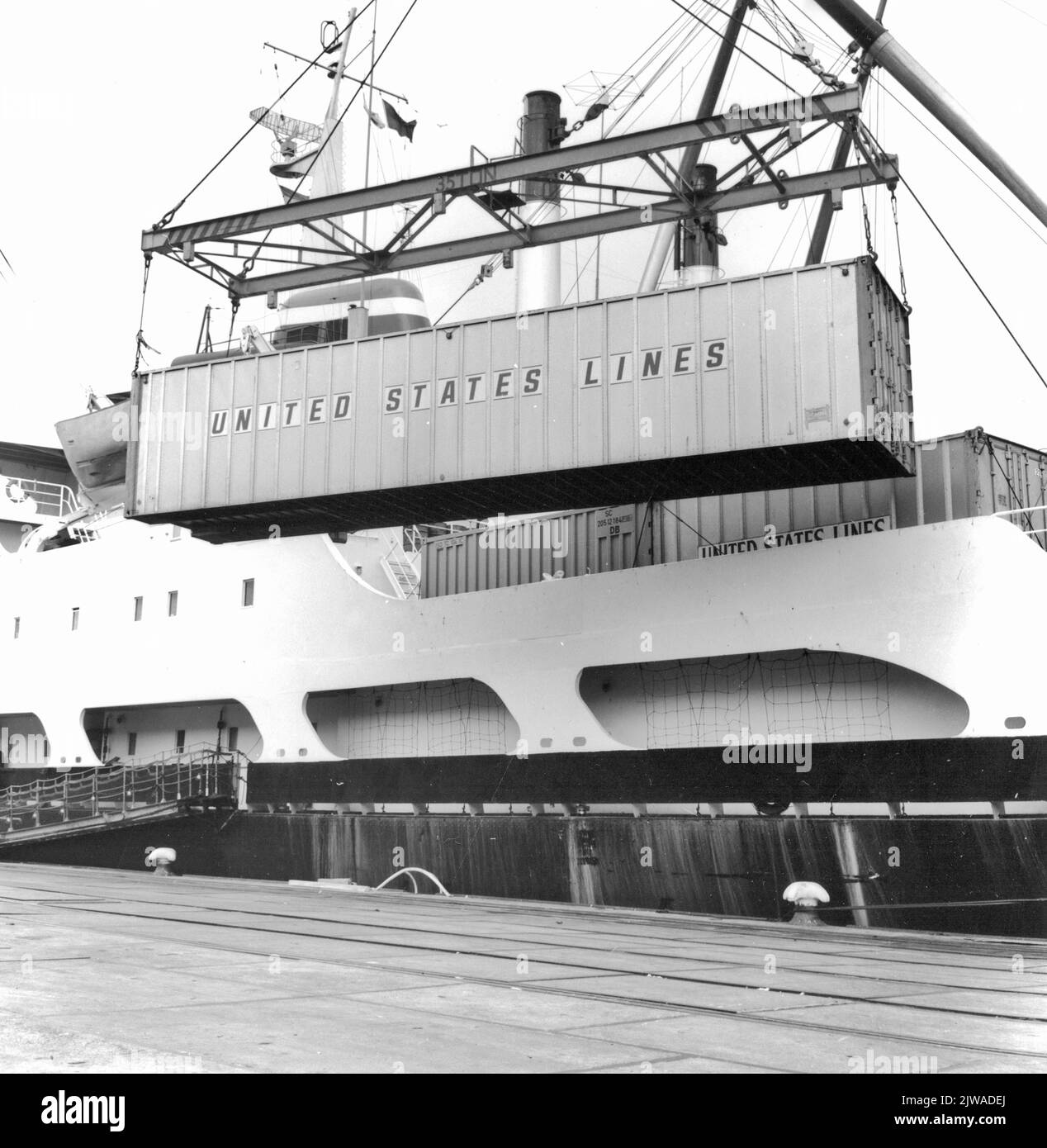 Image of the transfer of containers of United States Lines in the ...