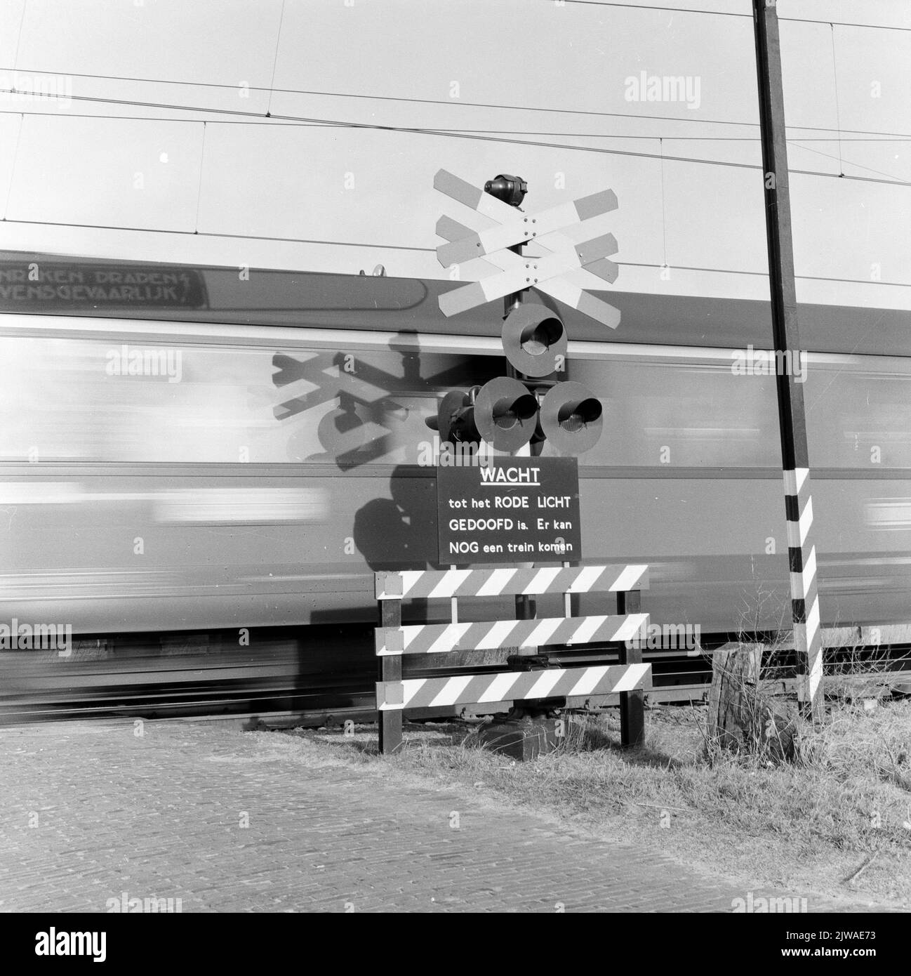 Image of an AKI (automatic flashing light installation) at the railway ...