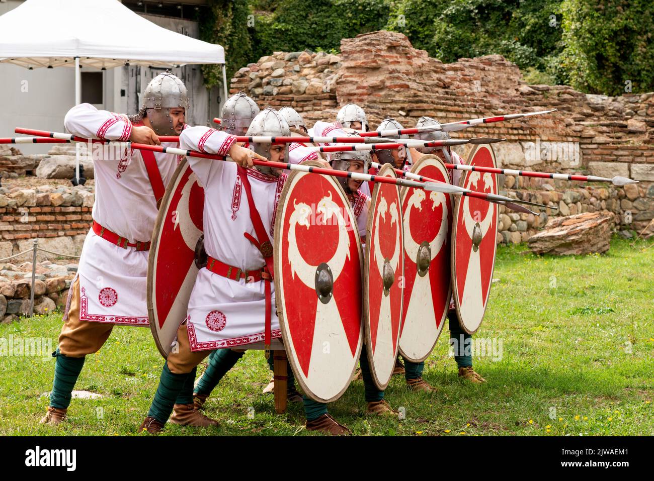 Roman warriors reenactors show military maneuvers and battle ...