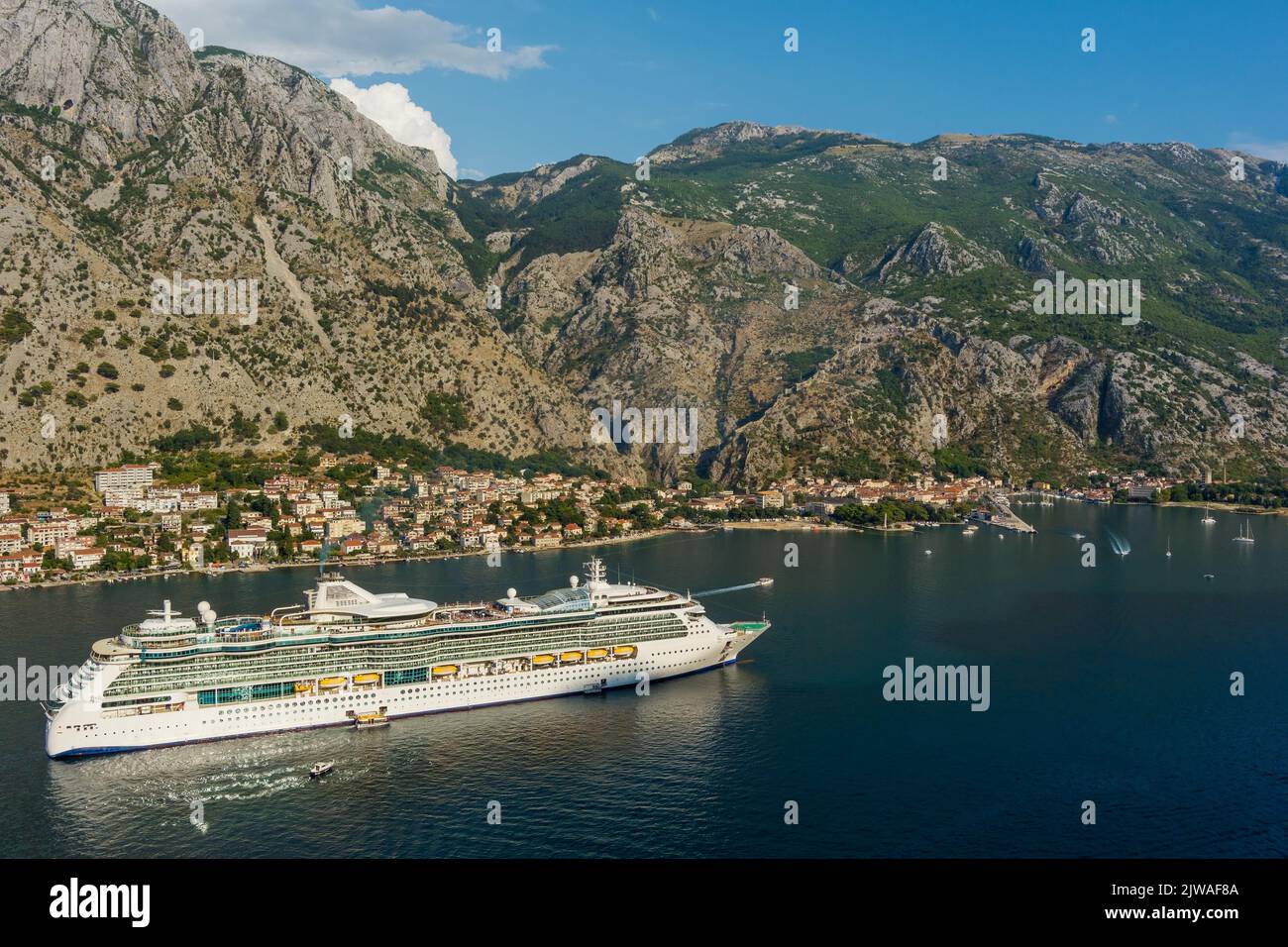 Aerial view cruise ship near hi-res stock photography and images - Alamy