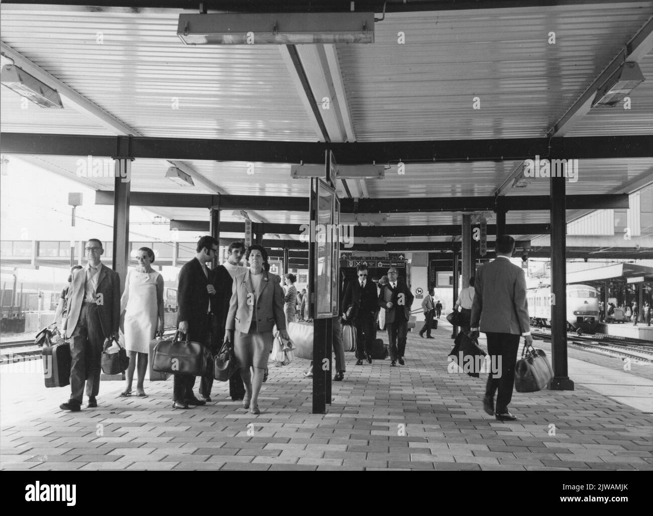 Platform et al hi-res stock photography and images - Alamy