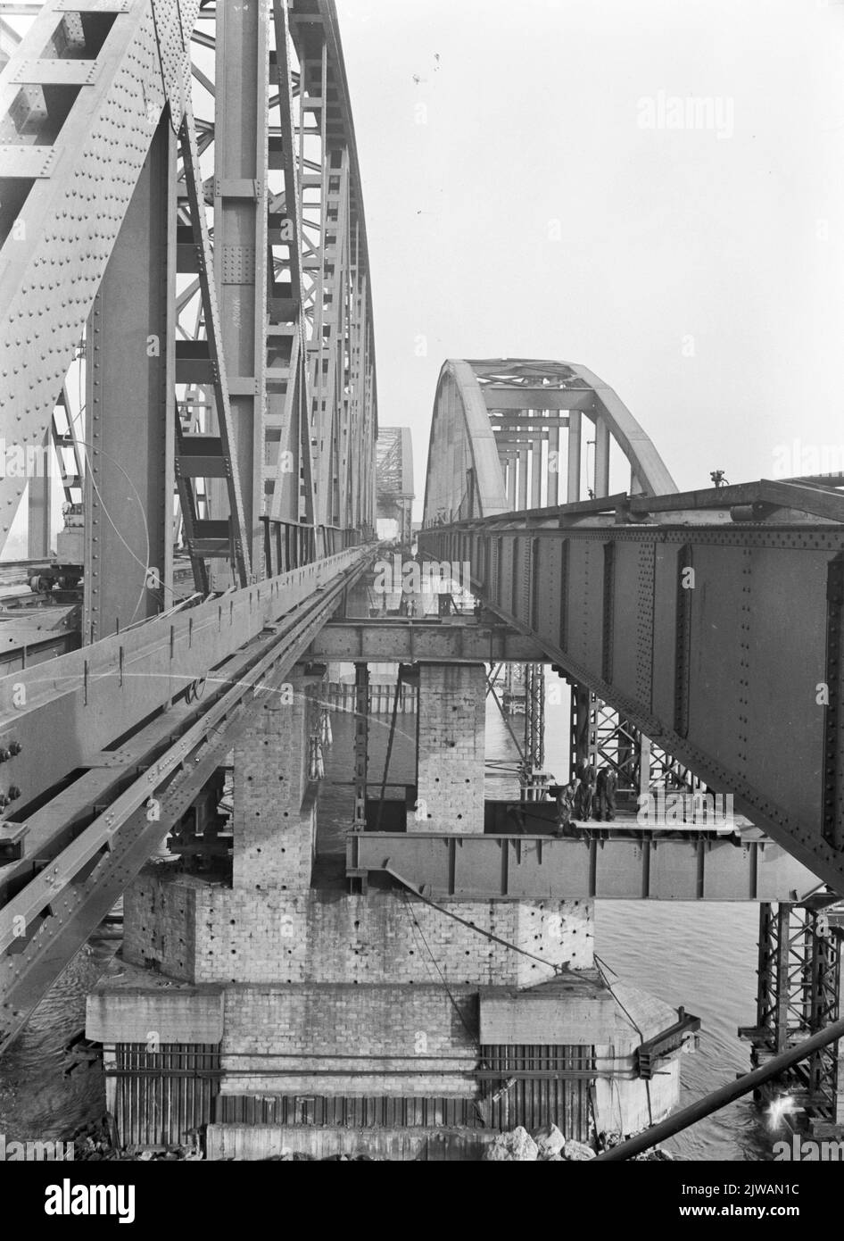 Image of the repair work on the railway bridge over the Waal in ...