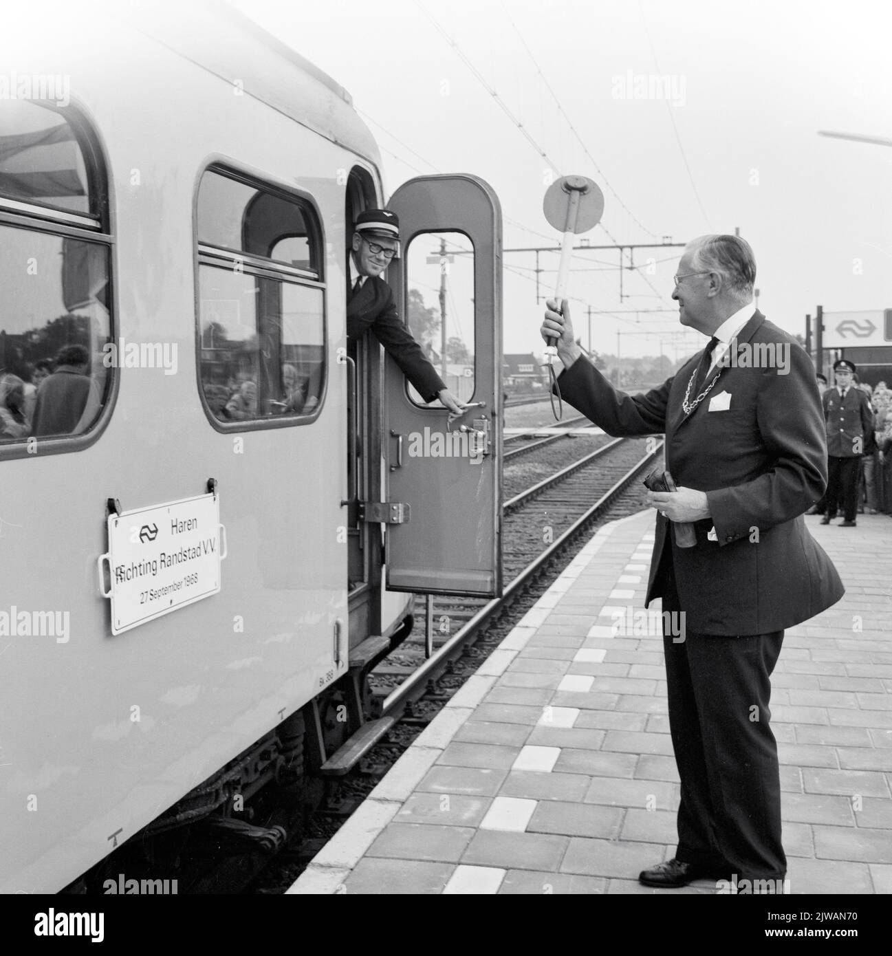 Image of the Diesel-Hydraulic train set no. 3211 (DH 2, Series 3200 ...
