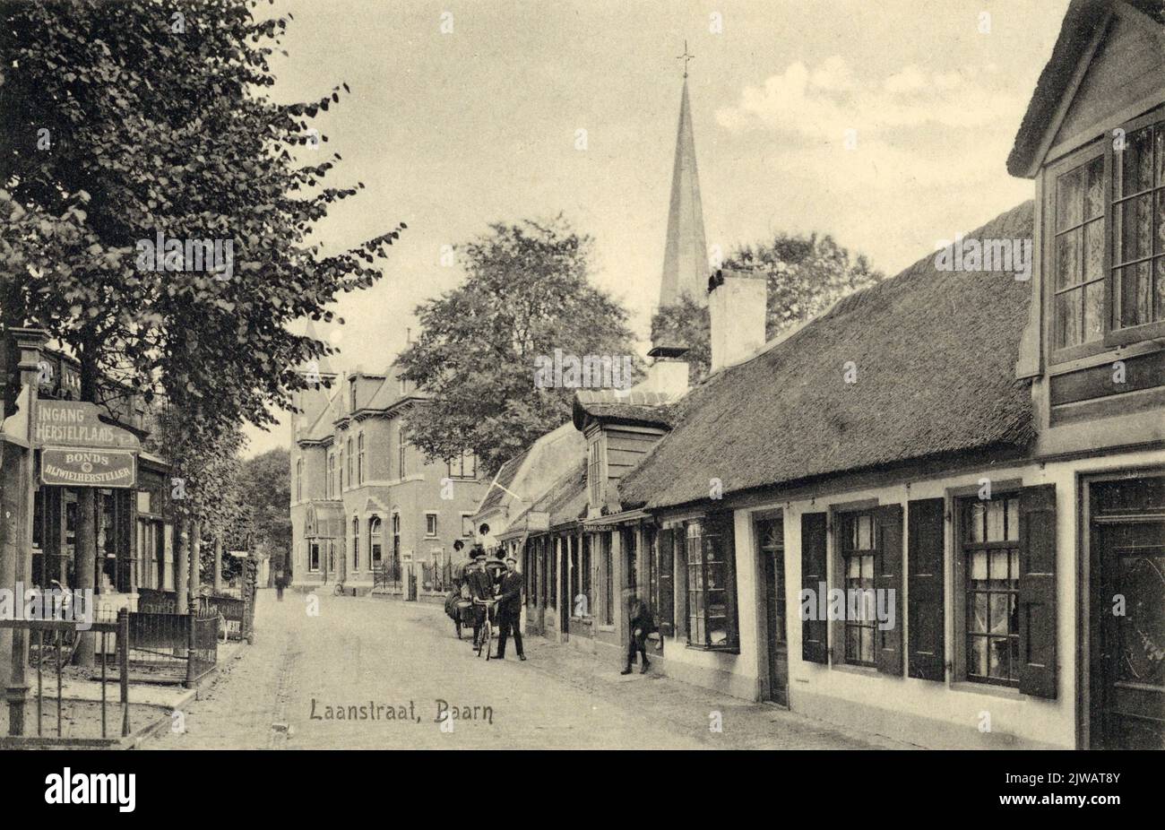Face in the Laanstraat in Baarn from the southwest, with the facades of ...