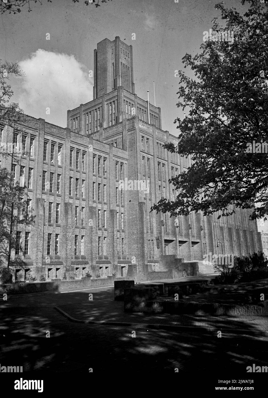 View of the facade of the main building III (HGB III, Moreelsepark) of ...