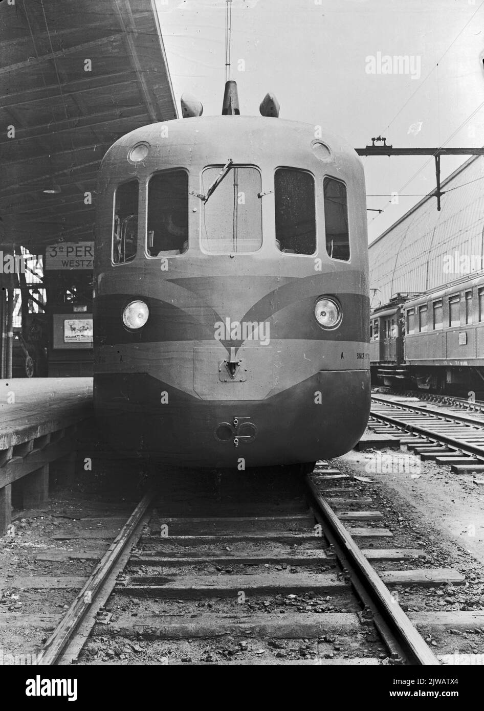 Image of the head of a diesel-electrical t.e.e.-train set of the S.N.C ...